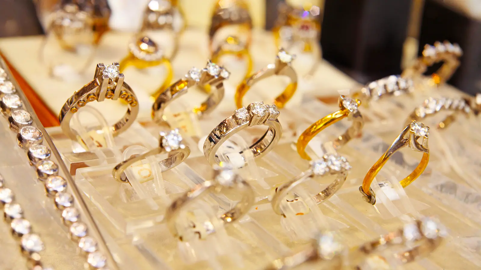 India Imposes Import Curbs on Select Platinum Jewellery Till 2026